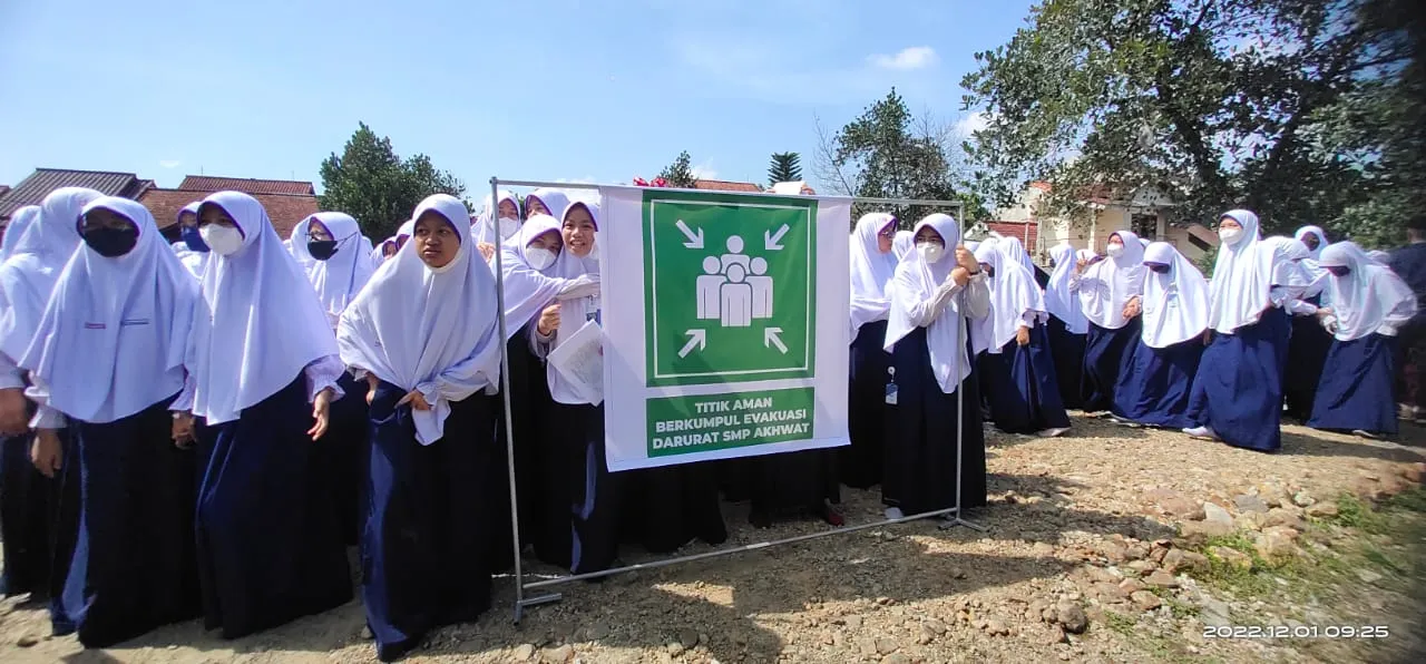 SMPIT Insantama Bogor Mengikuti Simulasi Mitigasi Gempa – SIT Insantama