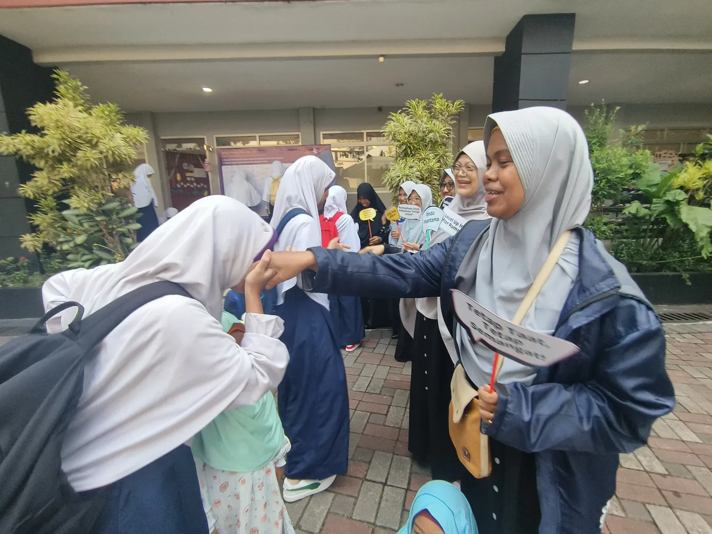 Guru Sambut Siswa dengan Motivation Words – SIT Insantama