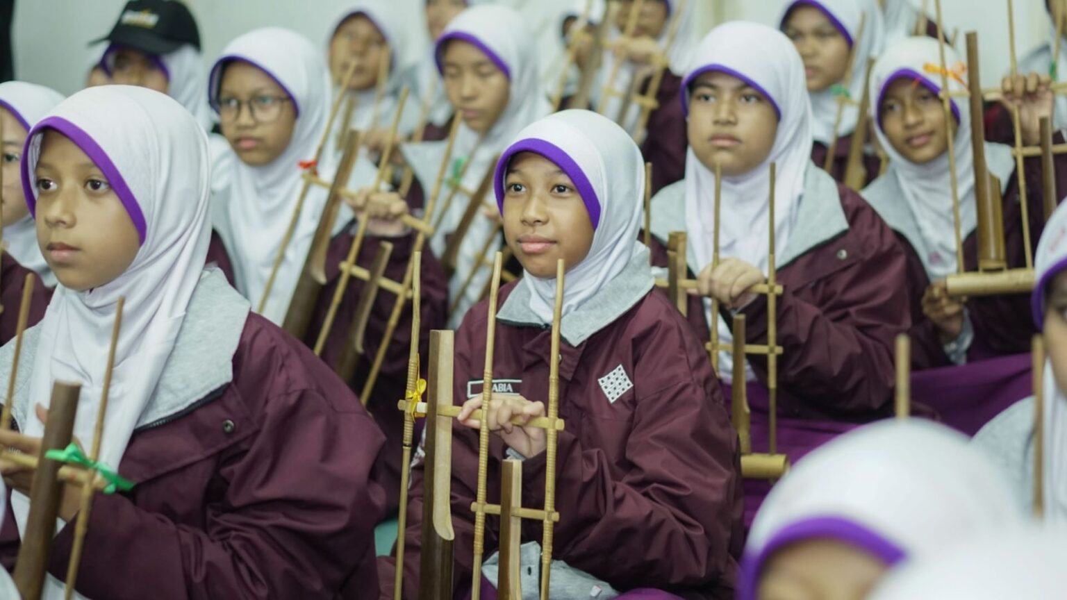 Bermain Angklung, Bersama Klungbot Seru Banget – SIT Insantama